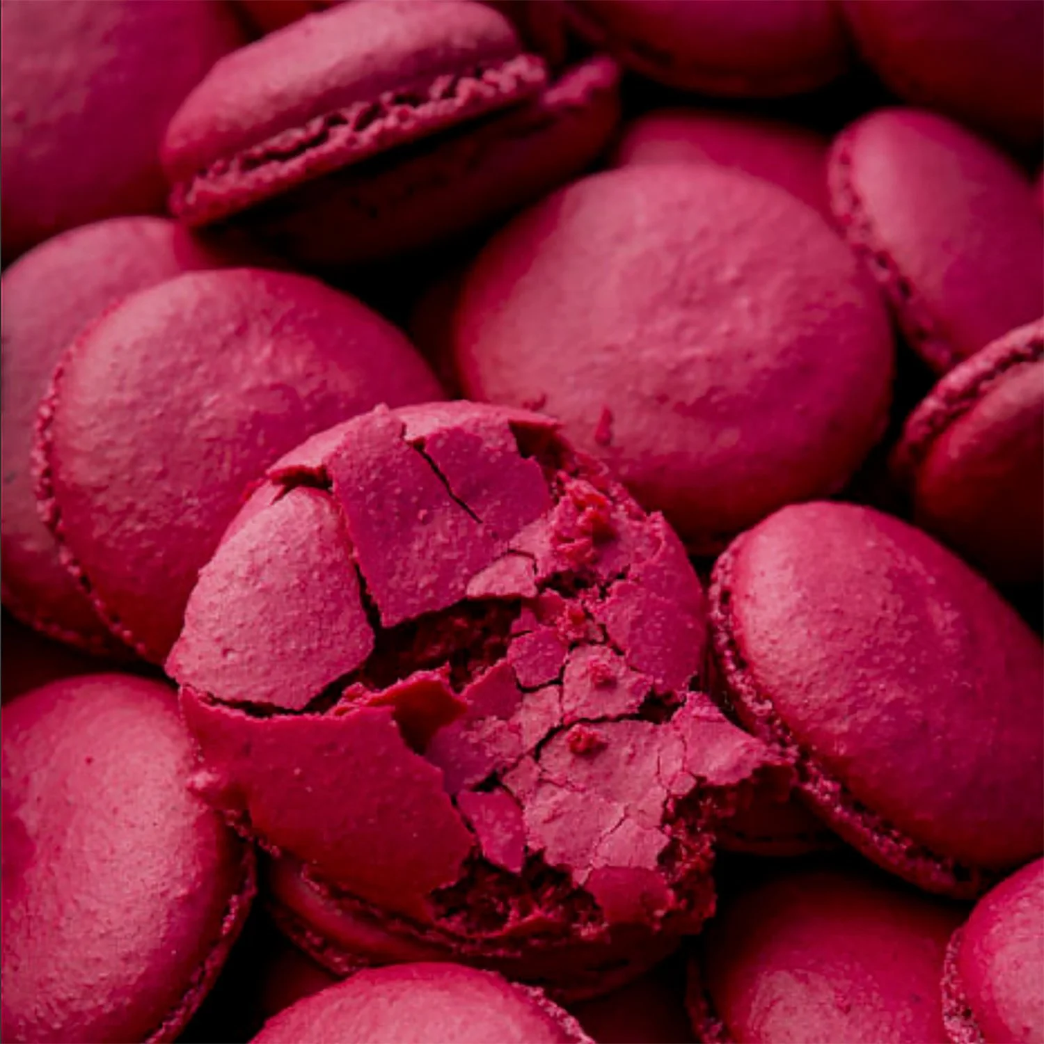 Interior decorating with Viva Magenta Pantone Colour of the Year 2023