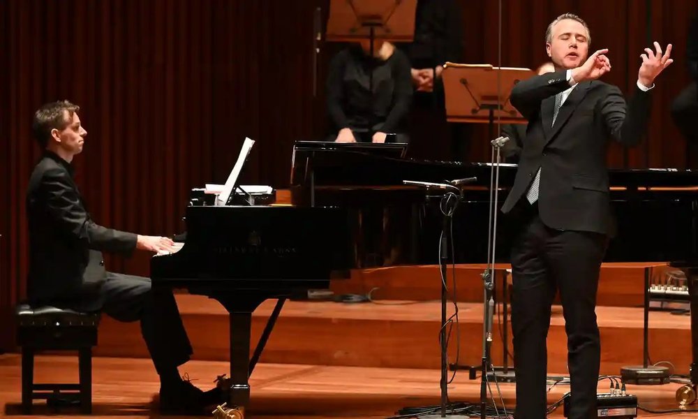 Simon Wallfisch . Baritone