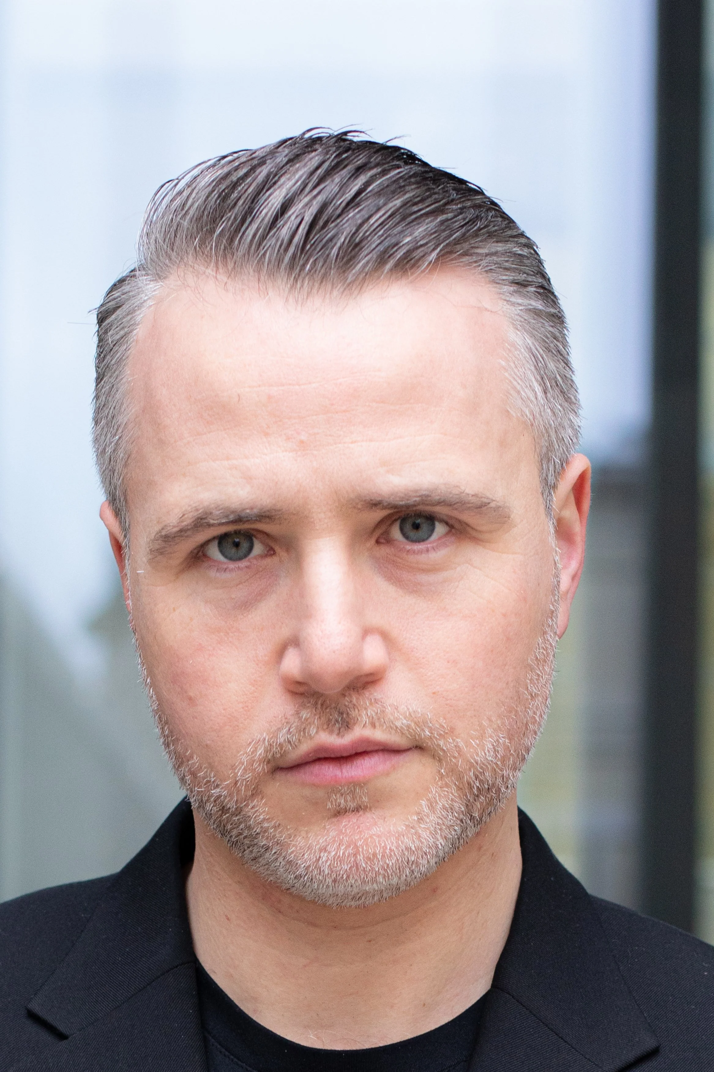 Simon Wallfisch . Baritone