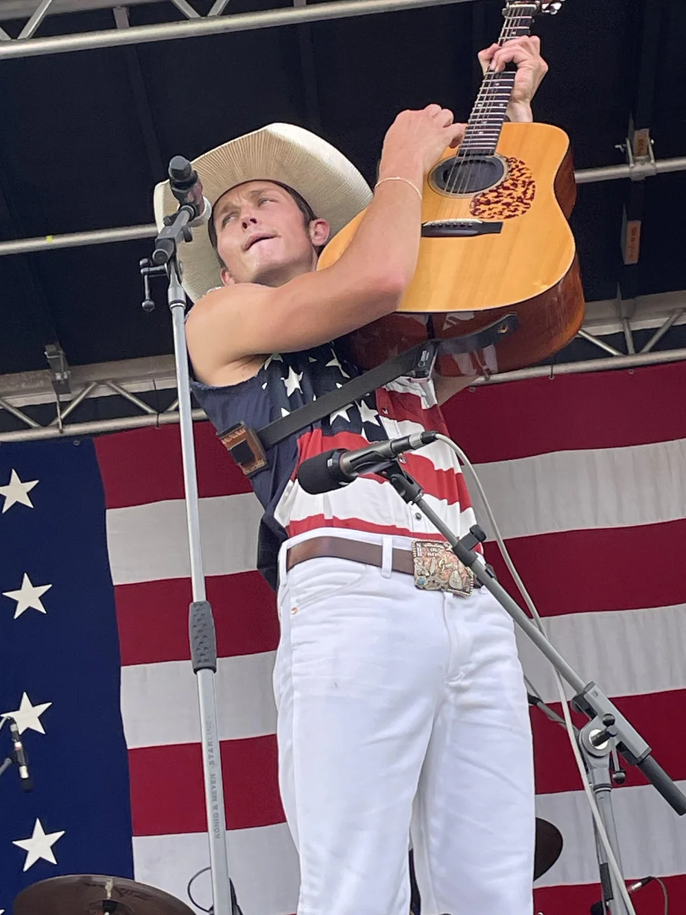 Singer finds success with traditional country music — GRID NEWS