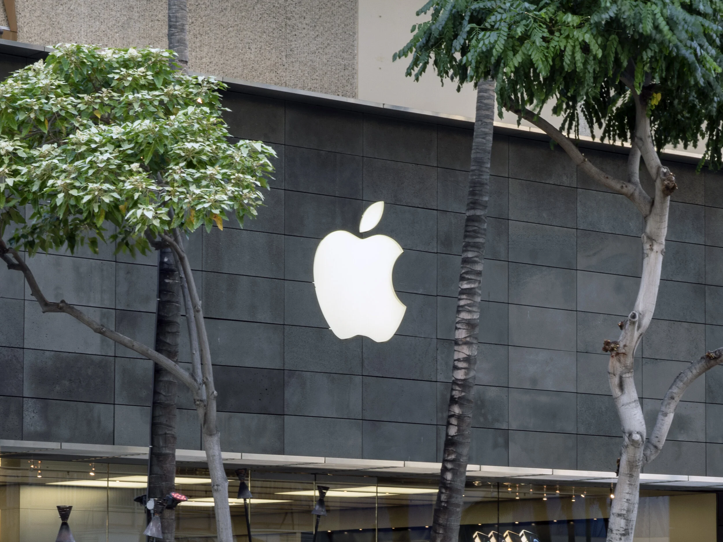 SHOP | Royal Hawaiian Center