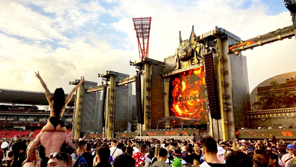 HSU Knockout Outdoor | Australia’s largest festival stage using Layher ...