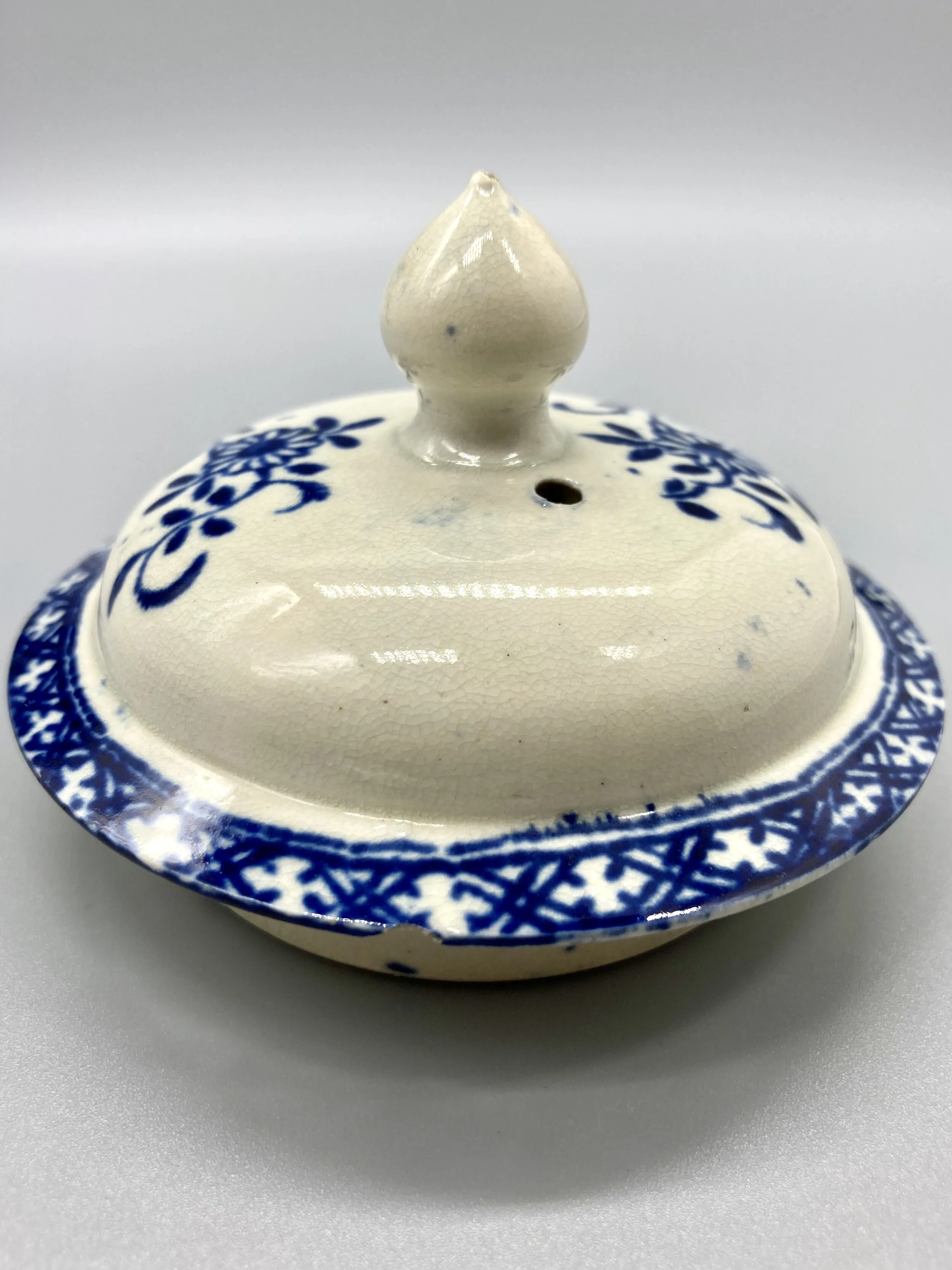 New Hall Porcelain Teapot, Boy in the Window Pattern 425, c1810