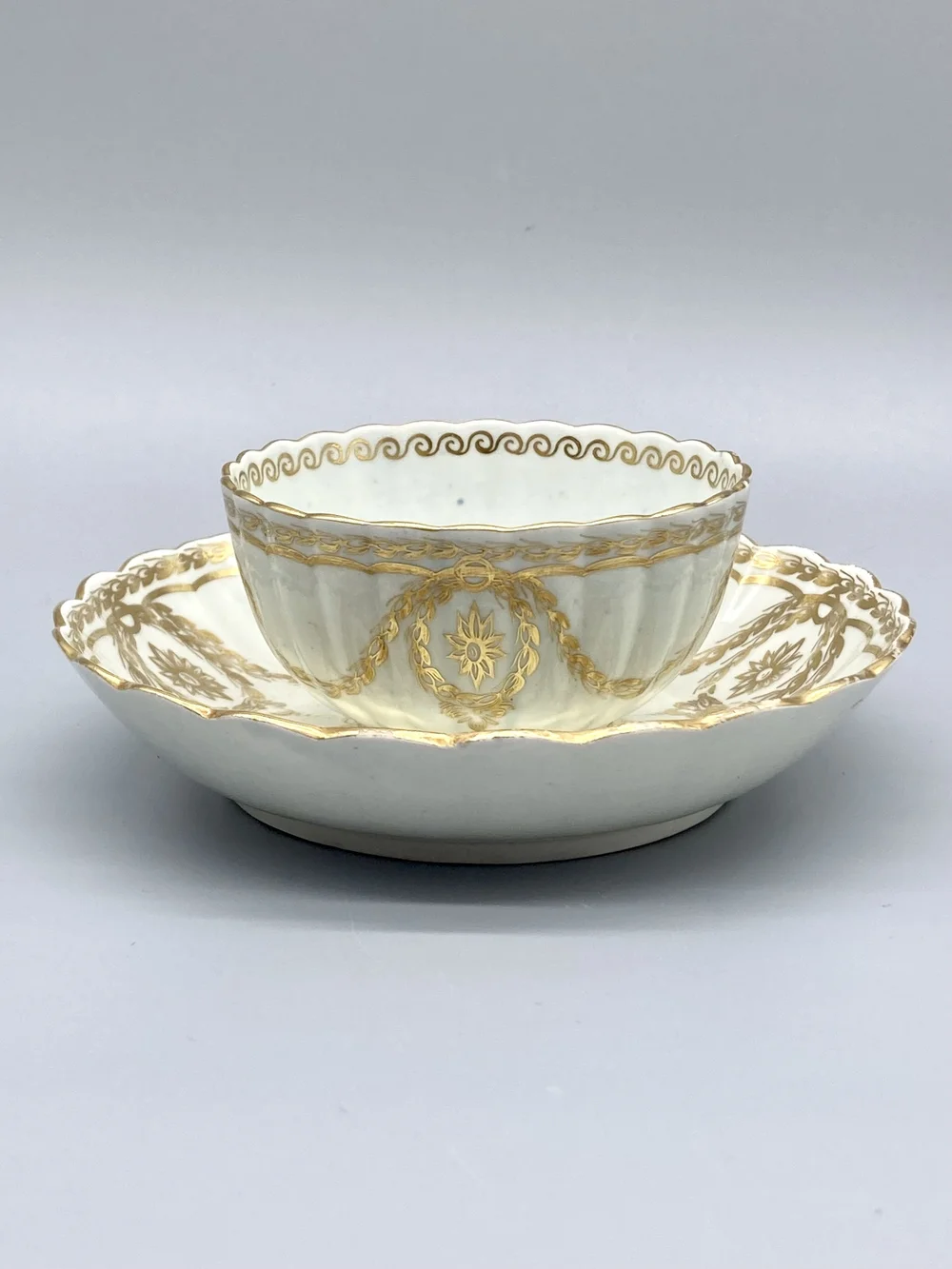 Worcester Porcelain Tea Bowl, Mother & Child Pattern, circa 1775-85