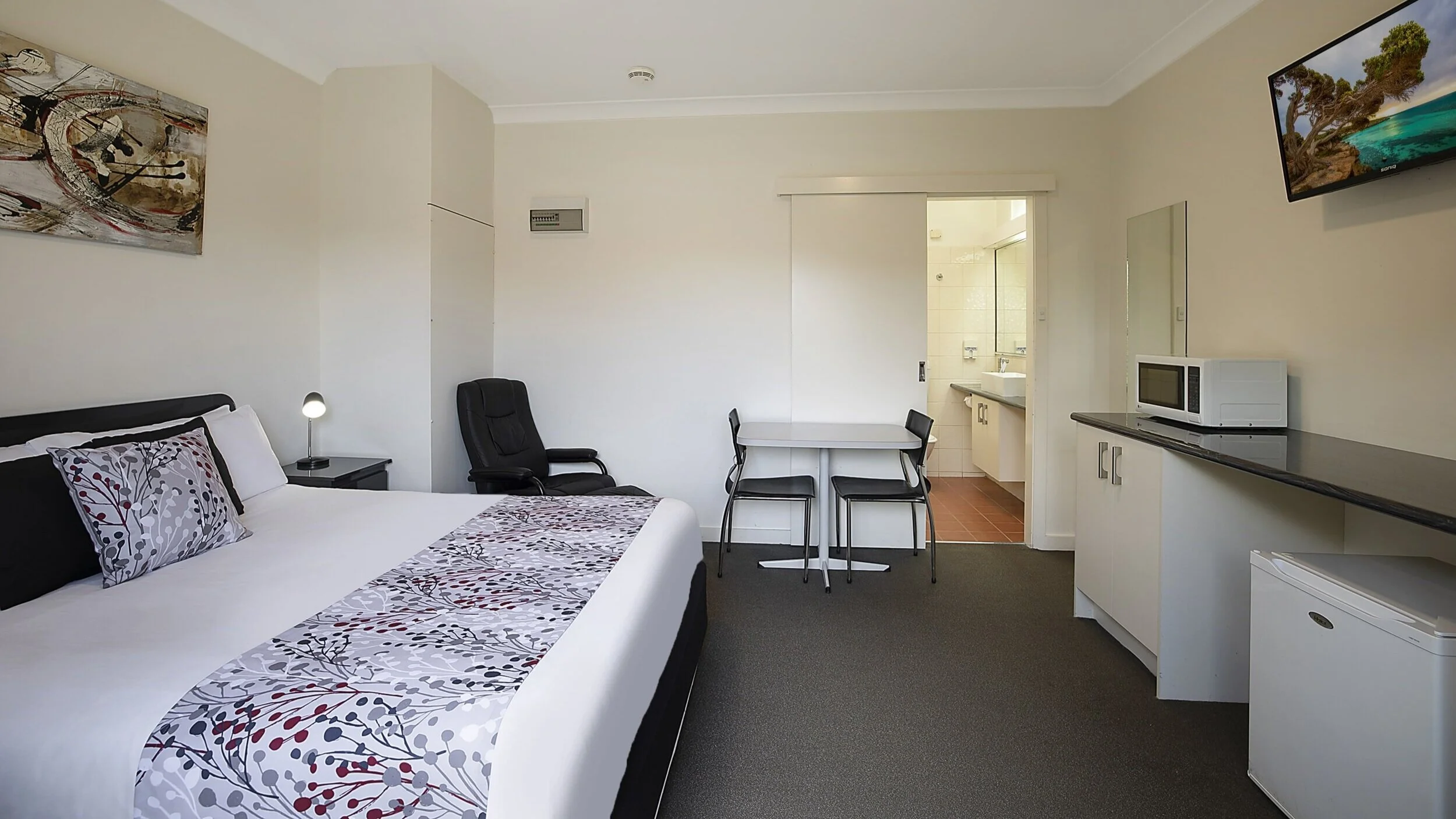 All Rooms — OFFICIAL SITE: Hamilton Lakeside Motel