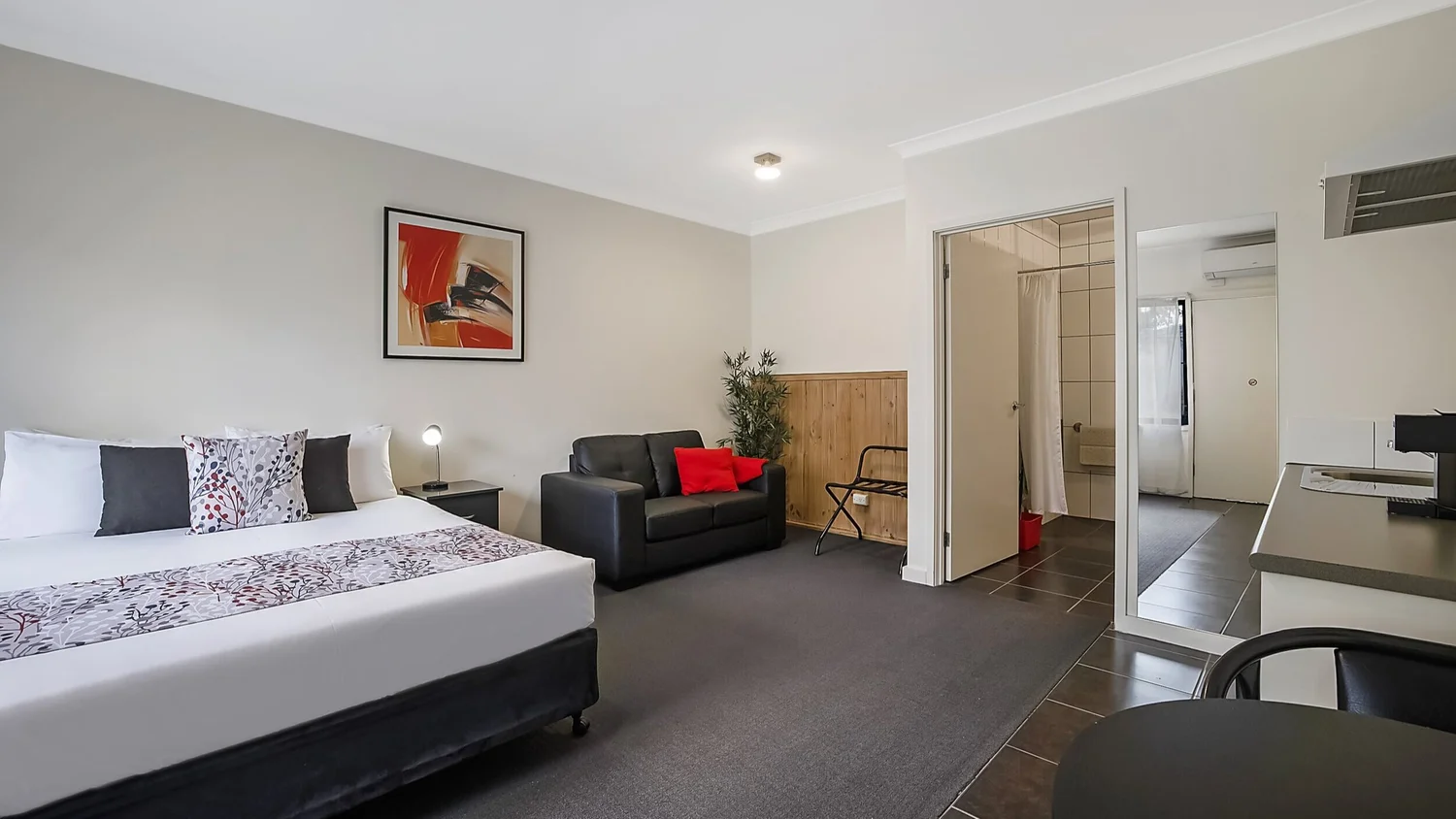 All Rooms — OFFICIAL SITE: Hamilton Lakeside Motel