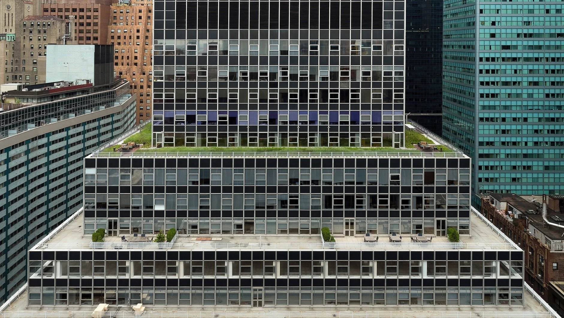 Boost ESG Scores with Green Roofs and Living Walls | Urbanstrong ...