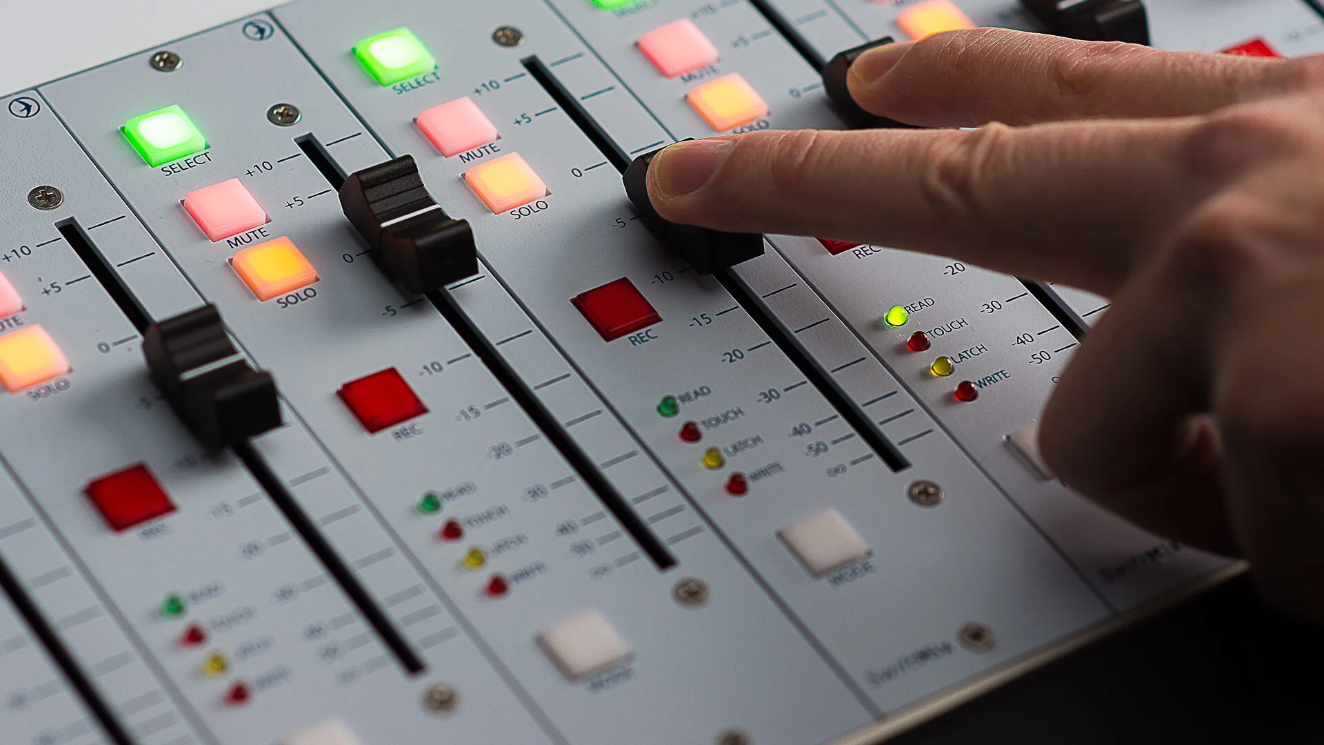 The 5088: High Voltage and Discrete Mixing Console — Rupert Neve Designs