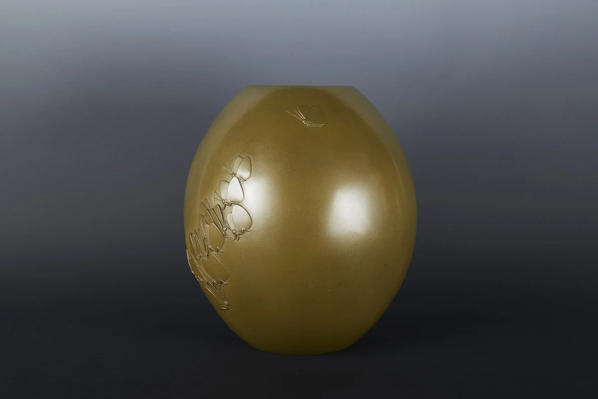 Tsuda Shinobu Bronze Vase with Stylized Butterfly Motif — KAGEDO ...