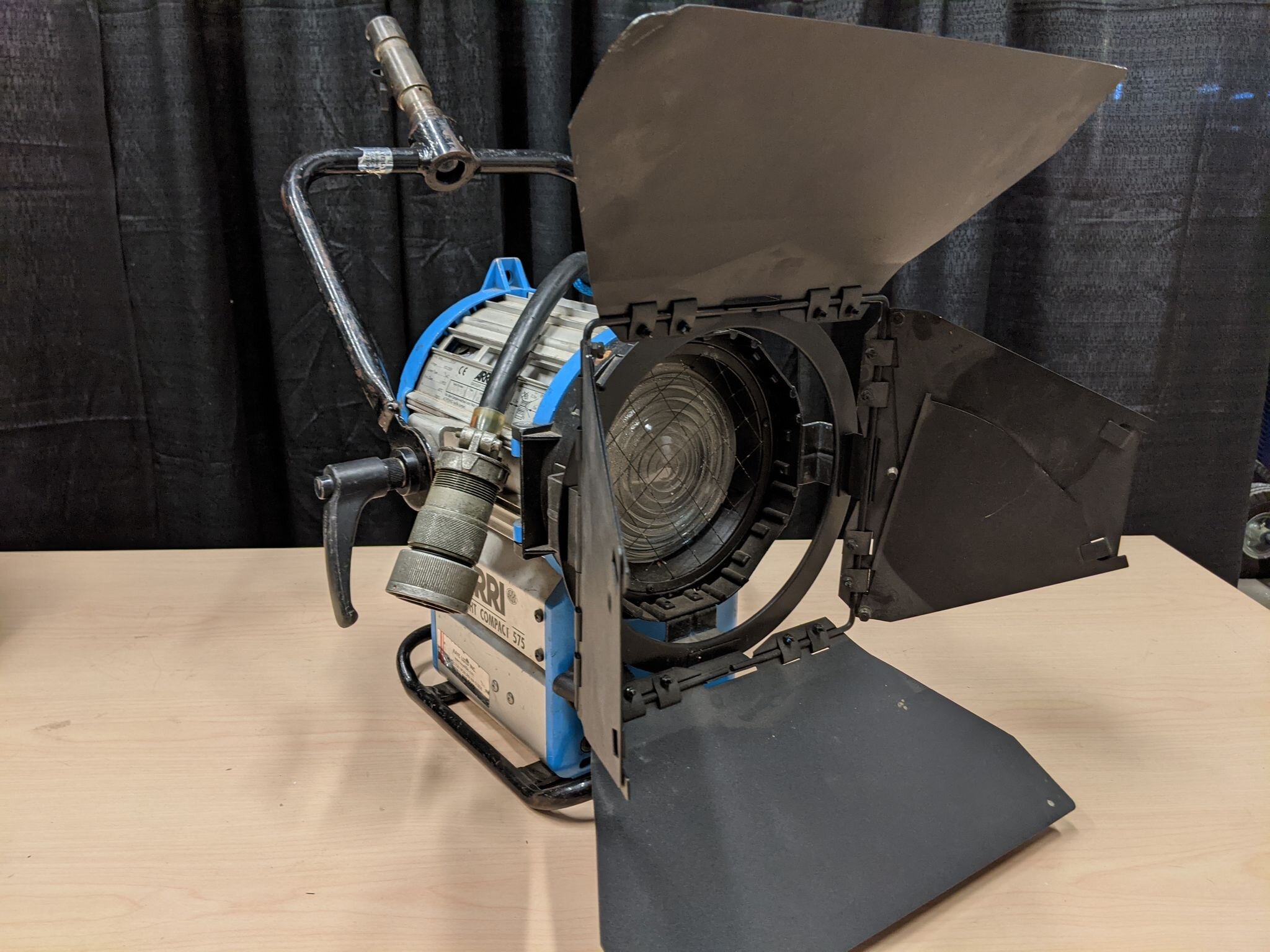 ARRI 1200w Compact Fresnel HMI Head w/doors — Kaye Lites Inc.