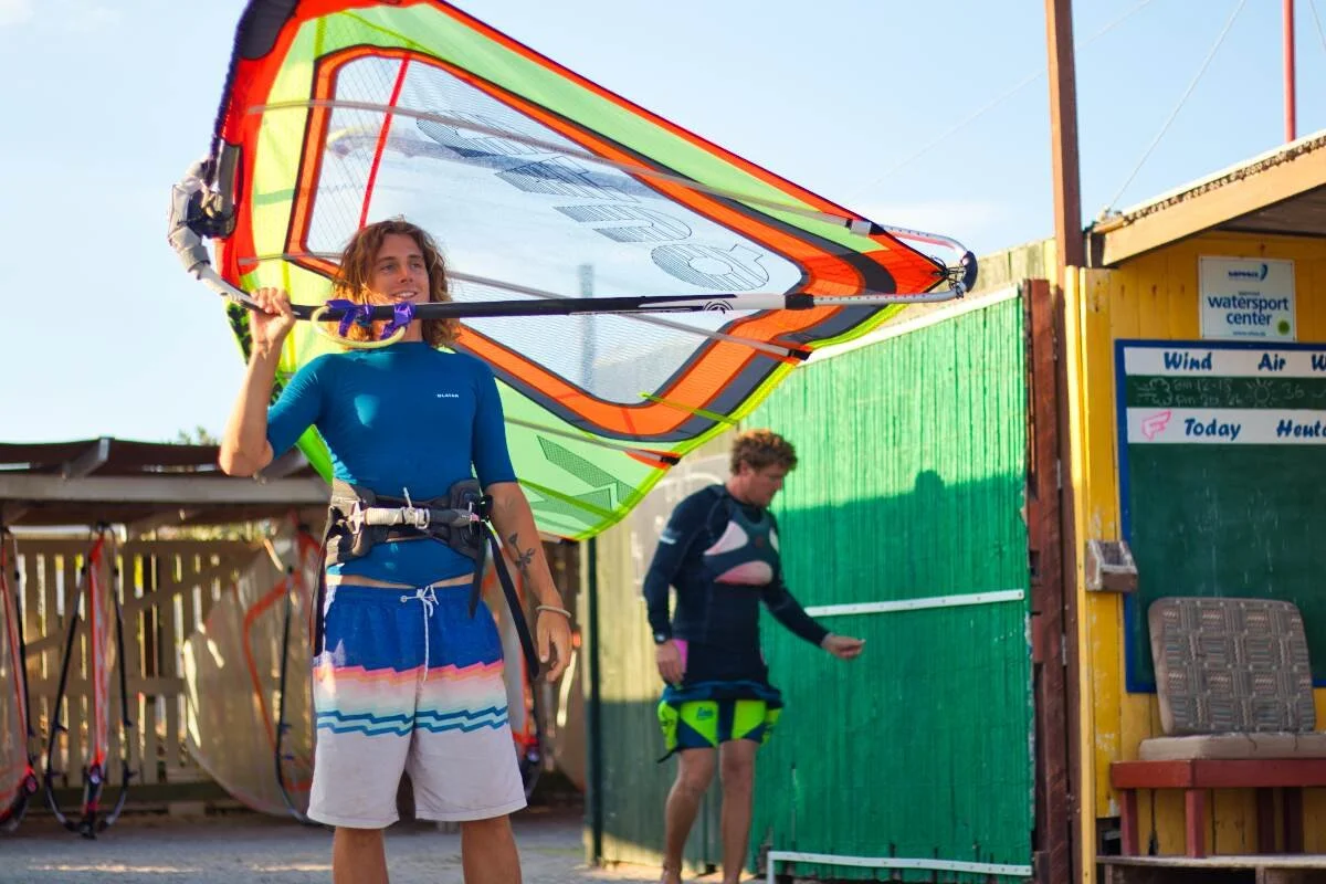 Wie du in 5 simplen Schritten Windsurfen mit Trapez lernst