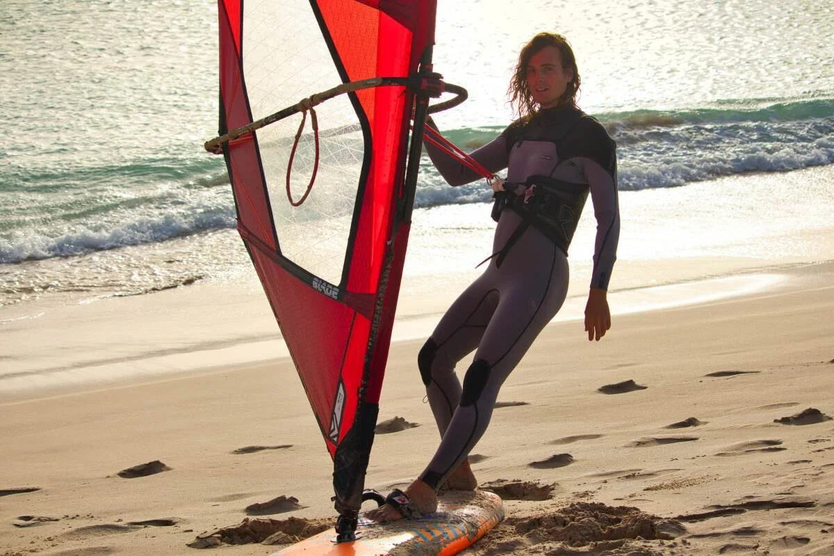 Wie du in 5 simplen Schritten Windsurfen mit Trapez lernst