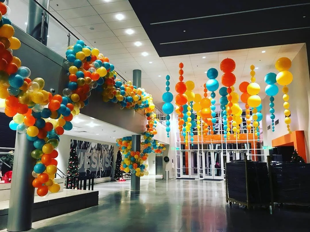Balloon drops, ceiling decorations, balloons on the ceilngs — West ...