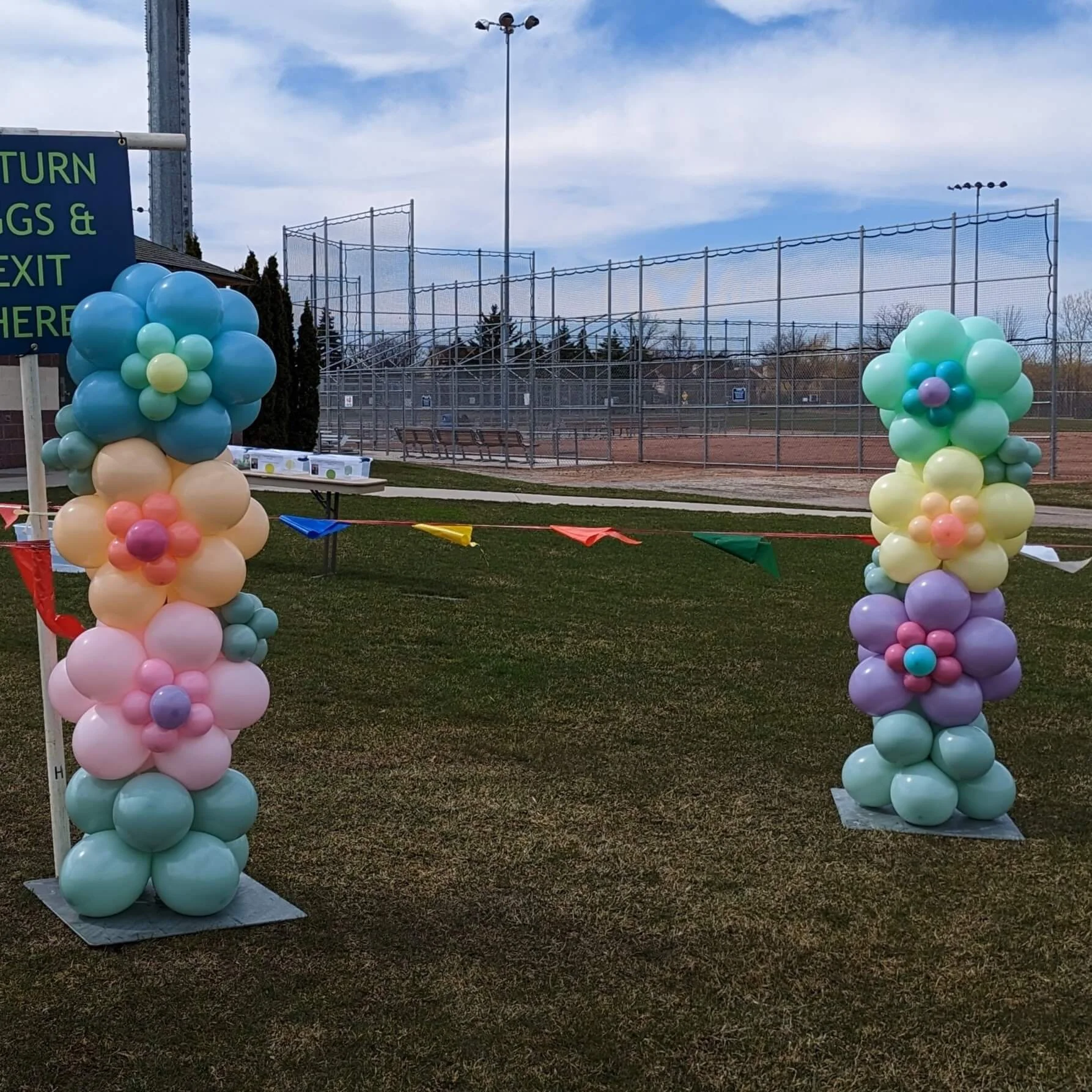 Order your balloon columns. Low cost, professional balloon decor, easy ...