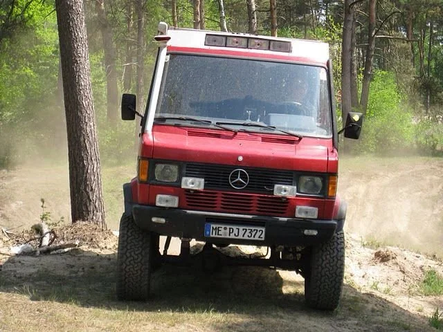 Adventuremobile: Mercedes 310 T1 4x4 Poptop — sprntr.co
