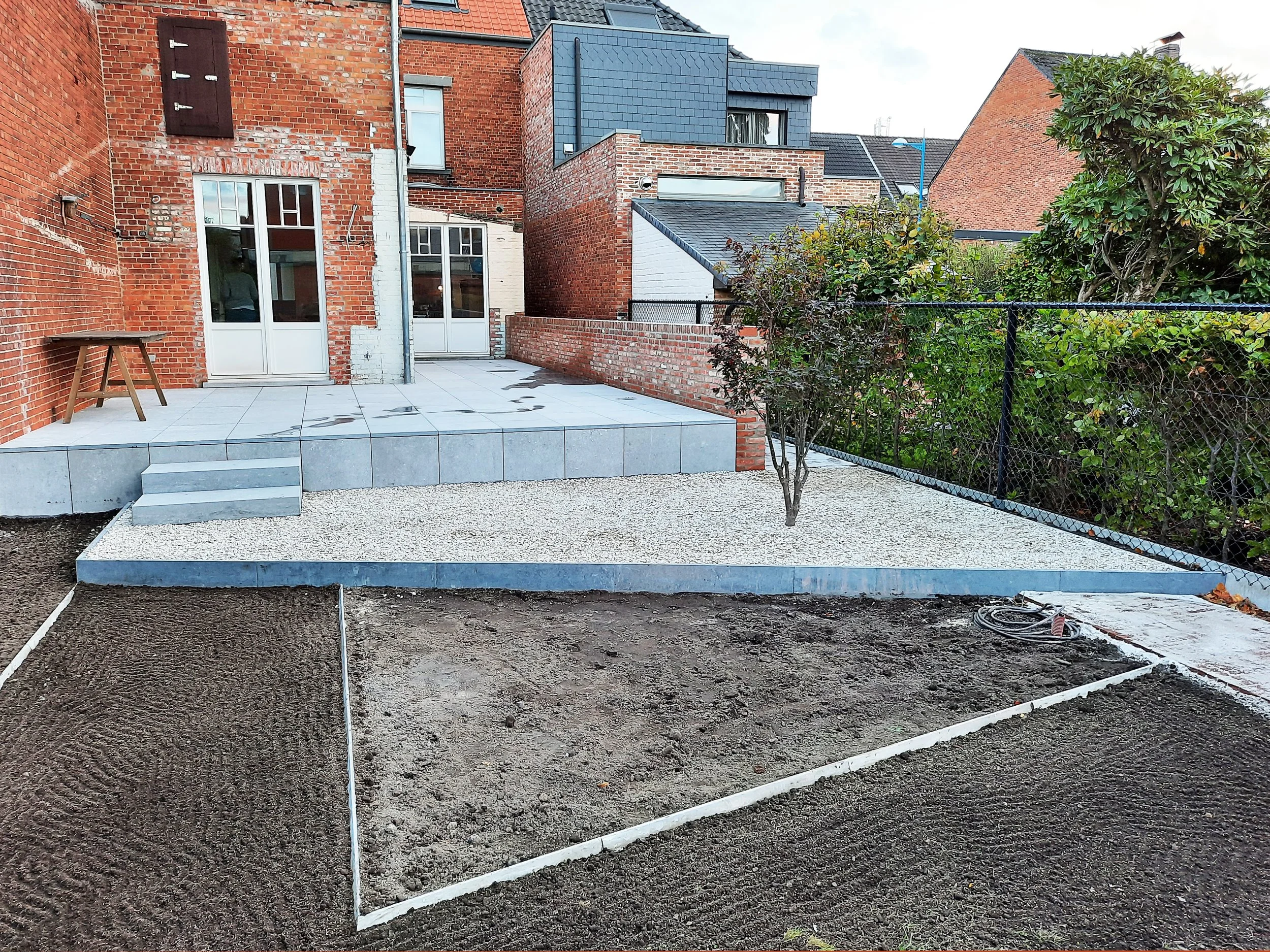 Stadstuin met verhoogd terras in Geel — Tuinrealisaties Tom D'hondt