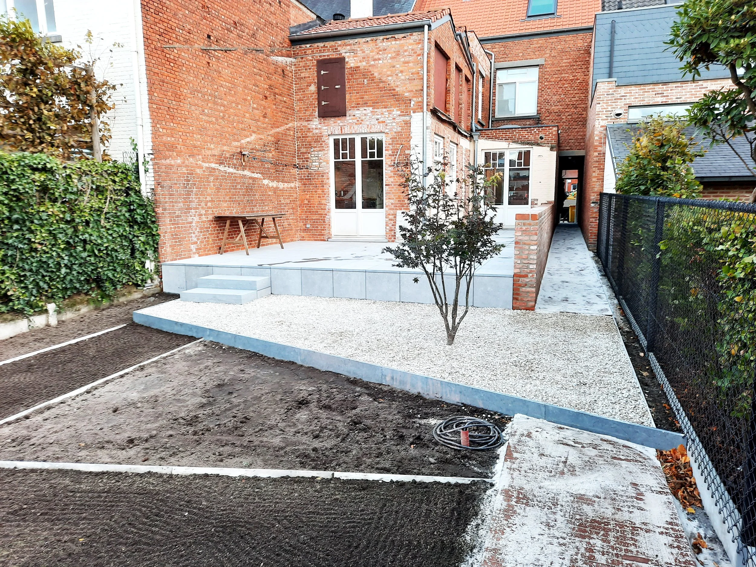 Stadstuin met verhoogd terras in Geel — Tuinrealisaties Tom D'hondt
