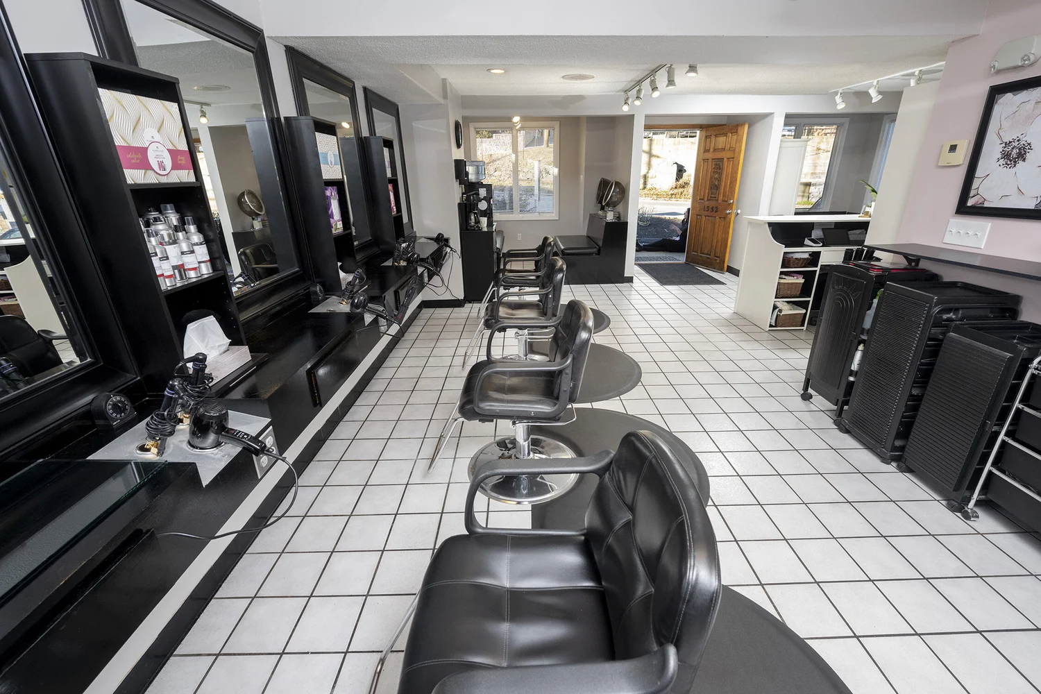 About Us — Renzo Salon