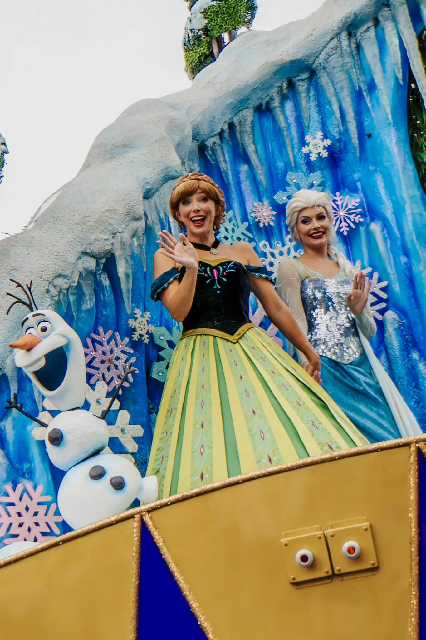 The Best Spots to Watch Festival of Fantasy in Magic Kingdom ...