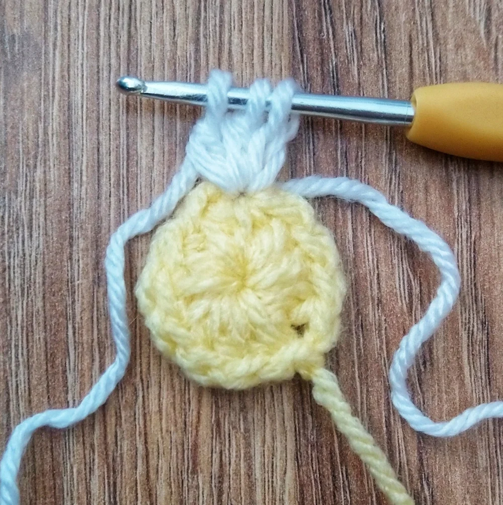free crochet pattern for daisy alpine granny square — Baby Crochet Designs