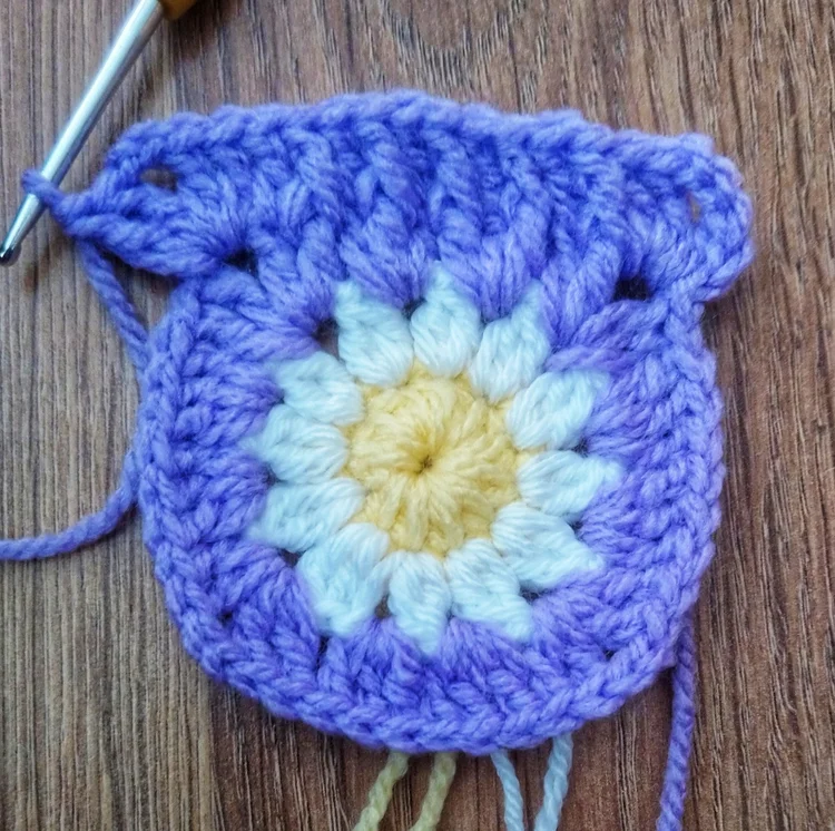free crochet pattern for daisy alpine granny square — Baby Crochet Designs