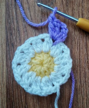 free crochet pattern for daisy alpine granny square — Baby Crochet Designs