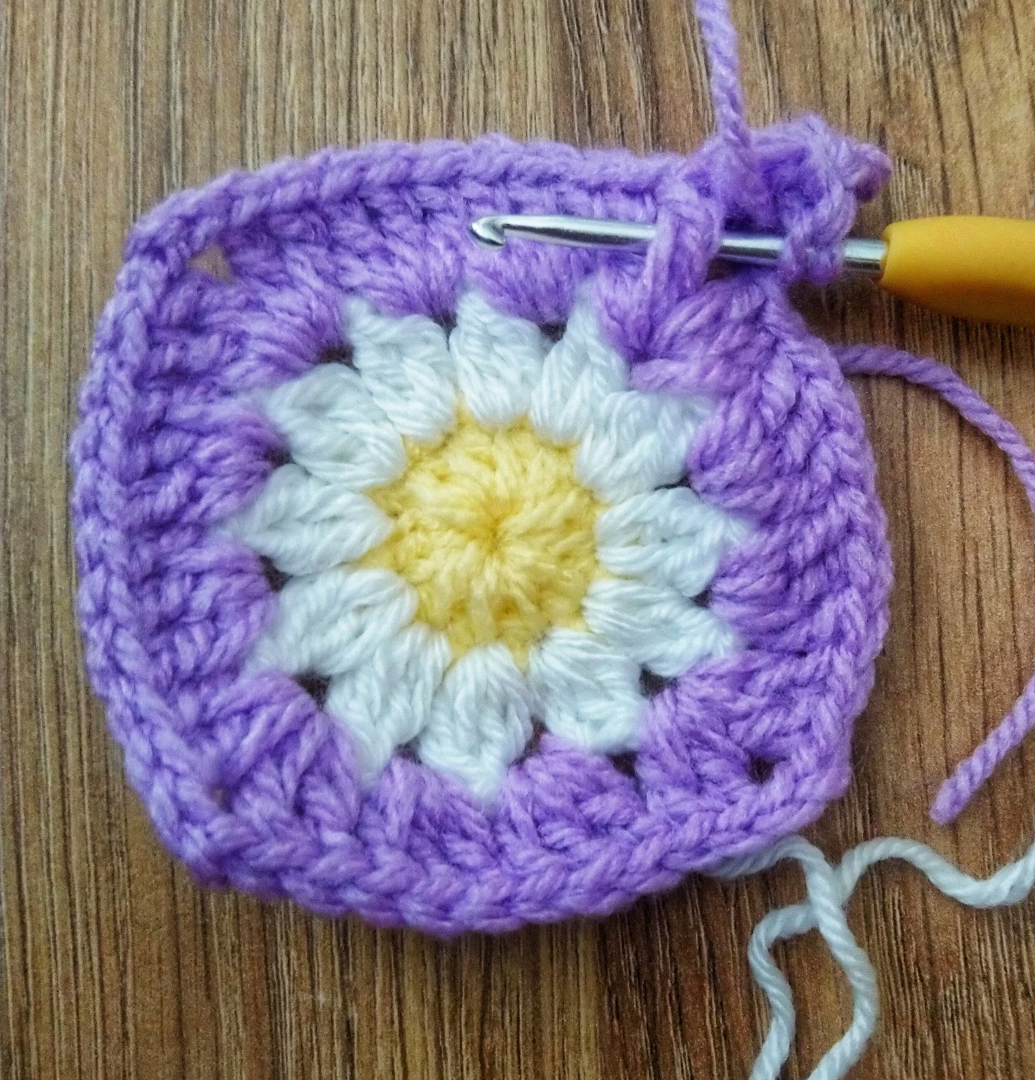 free crochet pattern for daisy alpine granny square — Baby Crochet Designs