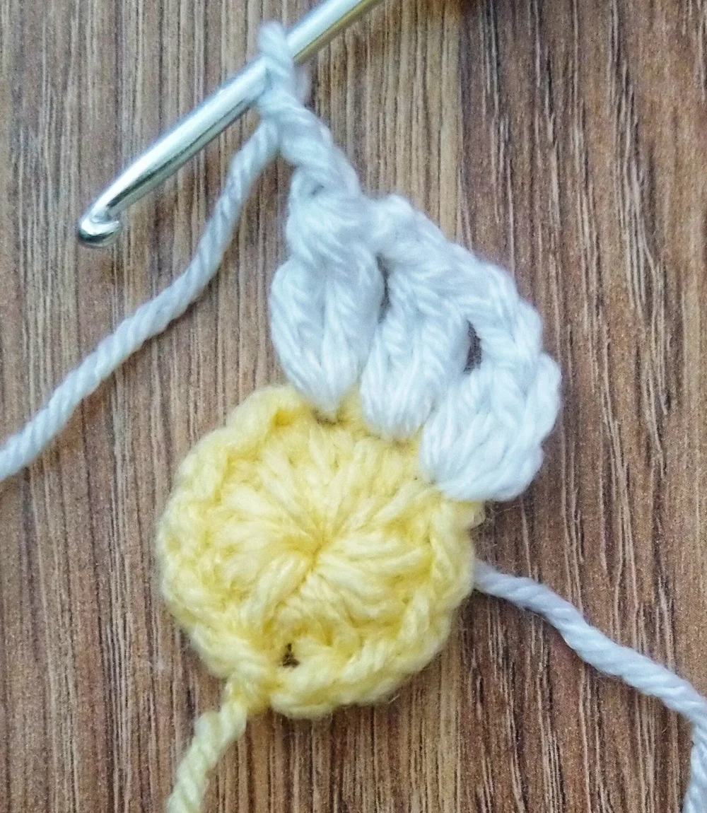 free crochet pattern for daisy alpine granny square — Baby Crochet Designs