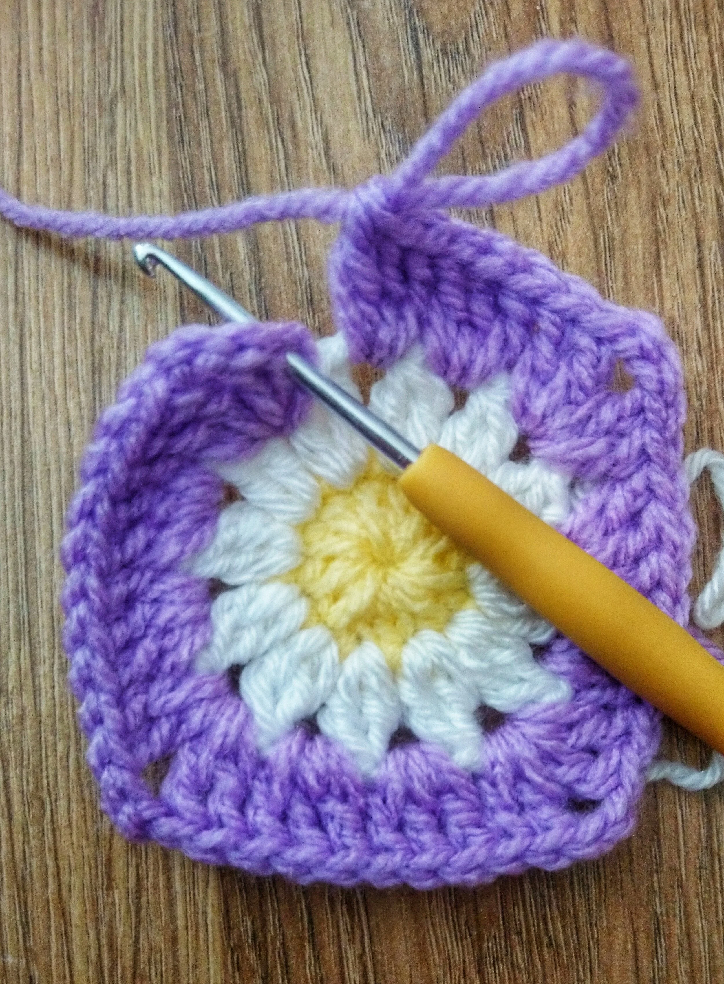 free crochet pattern for daisy alpine granny square — Baby Crochet Designs