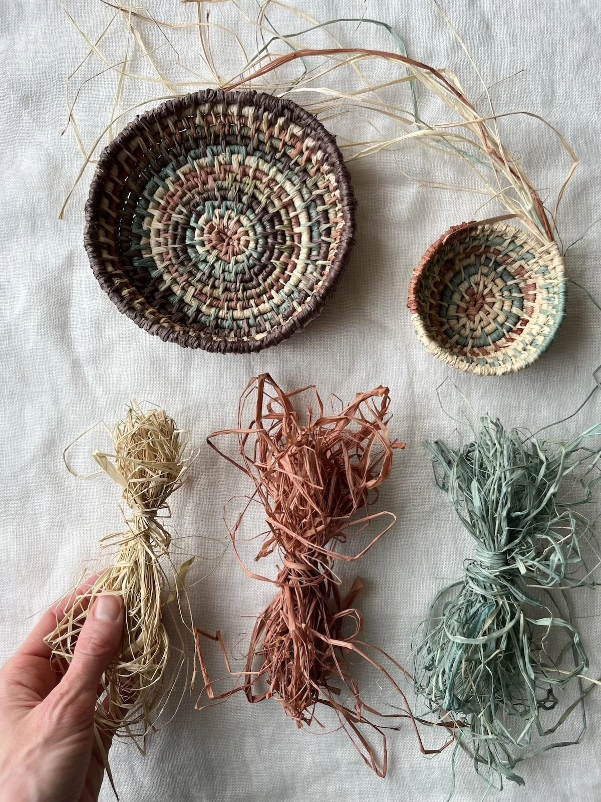 weave your own naturally dyed raffia basket — petalplum