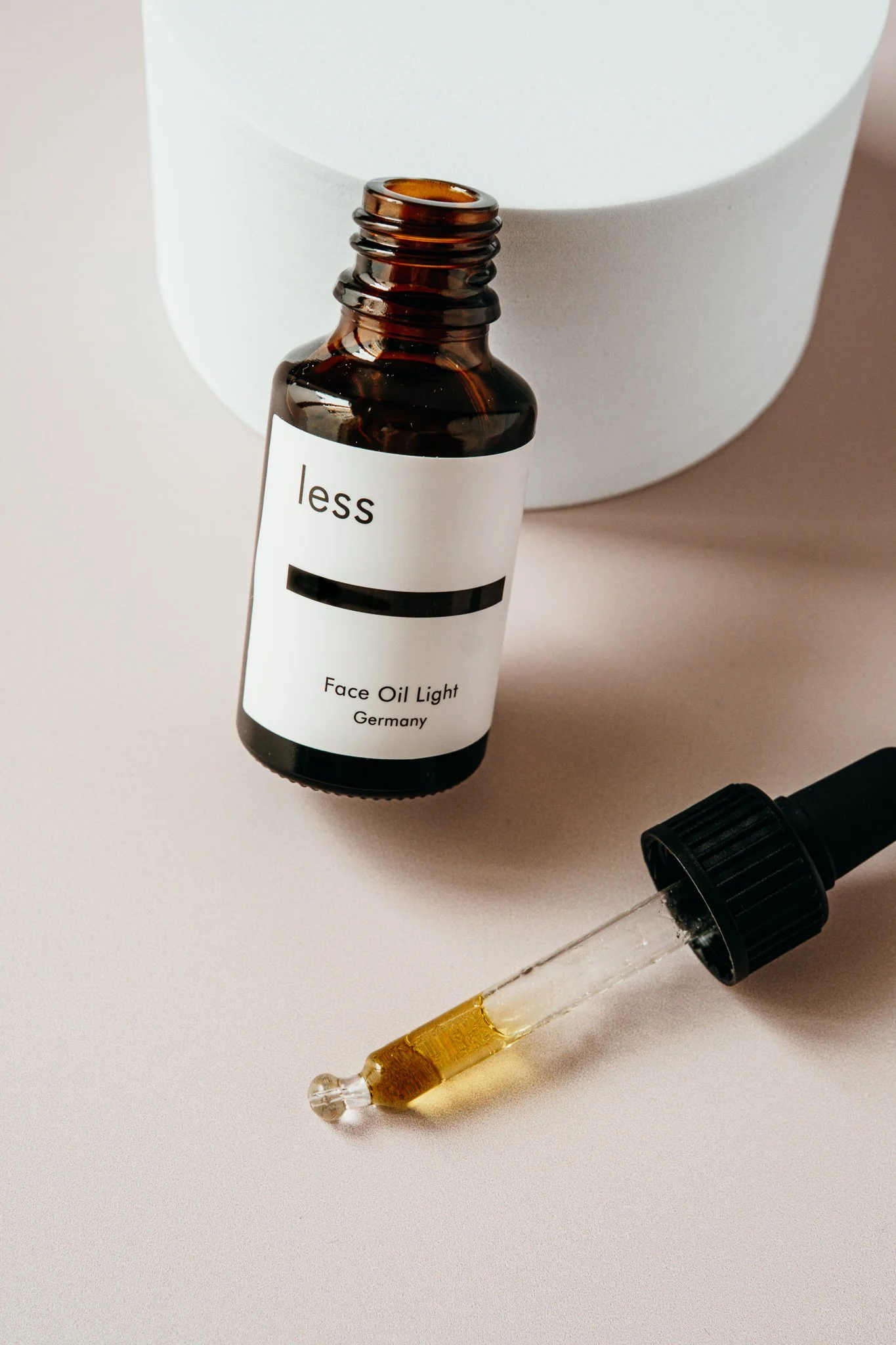 LESS COSMETICS — THE NEUTRAL STUDIO