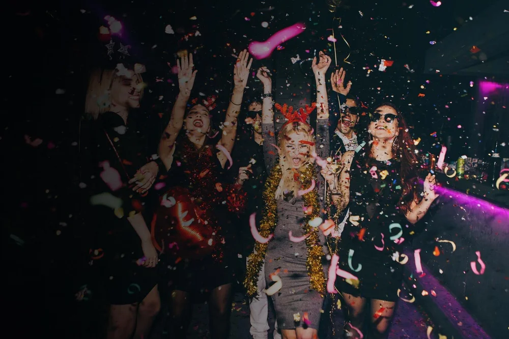 Hyr photo booths, blomväggar och neonskyltar till event och fest