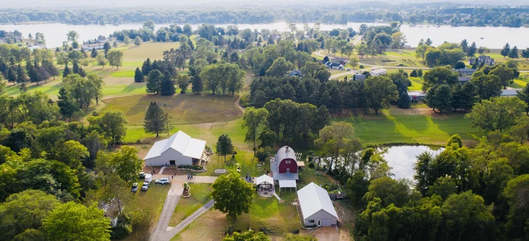 L I T T L E F L O W E R B A R N