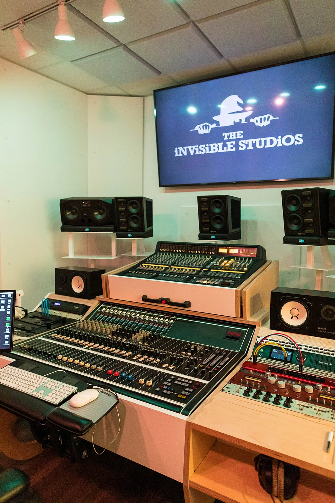 THE iNViSiBLE STUDiOS