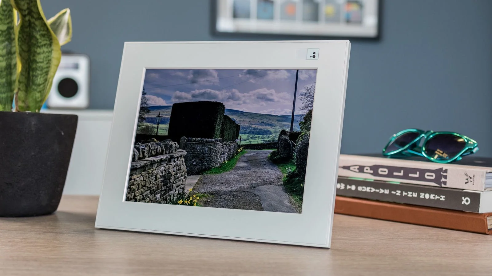 This Digital Frame is the Gift That Keeps on Giving — The Modems