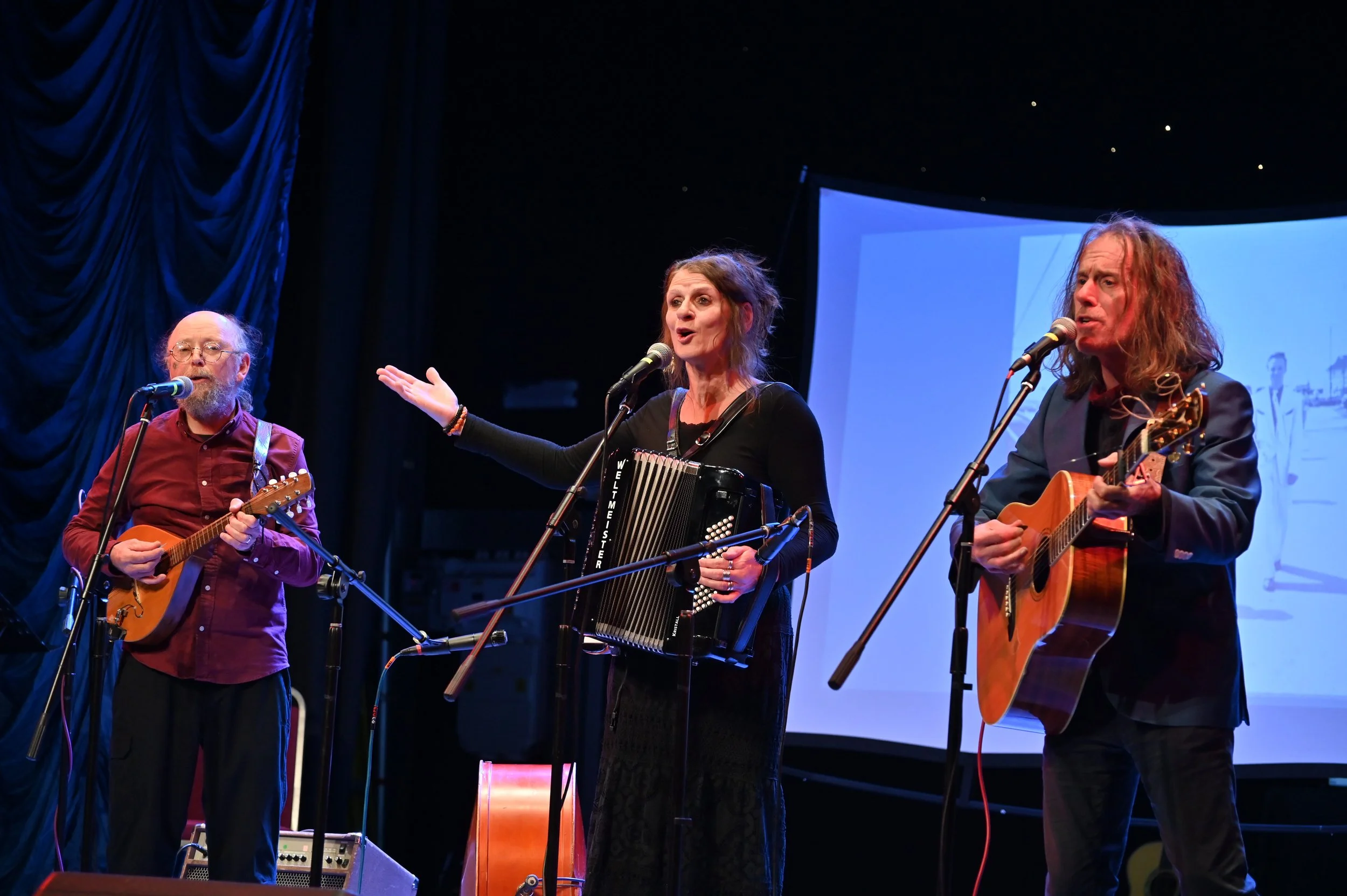 Lowestoft Folk Night raises over £2000 for statue — Britten as a Boy Statue