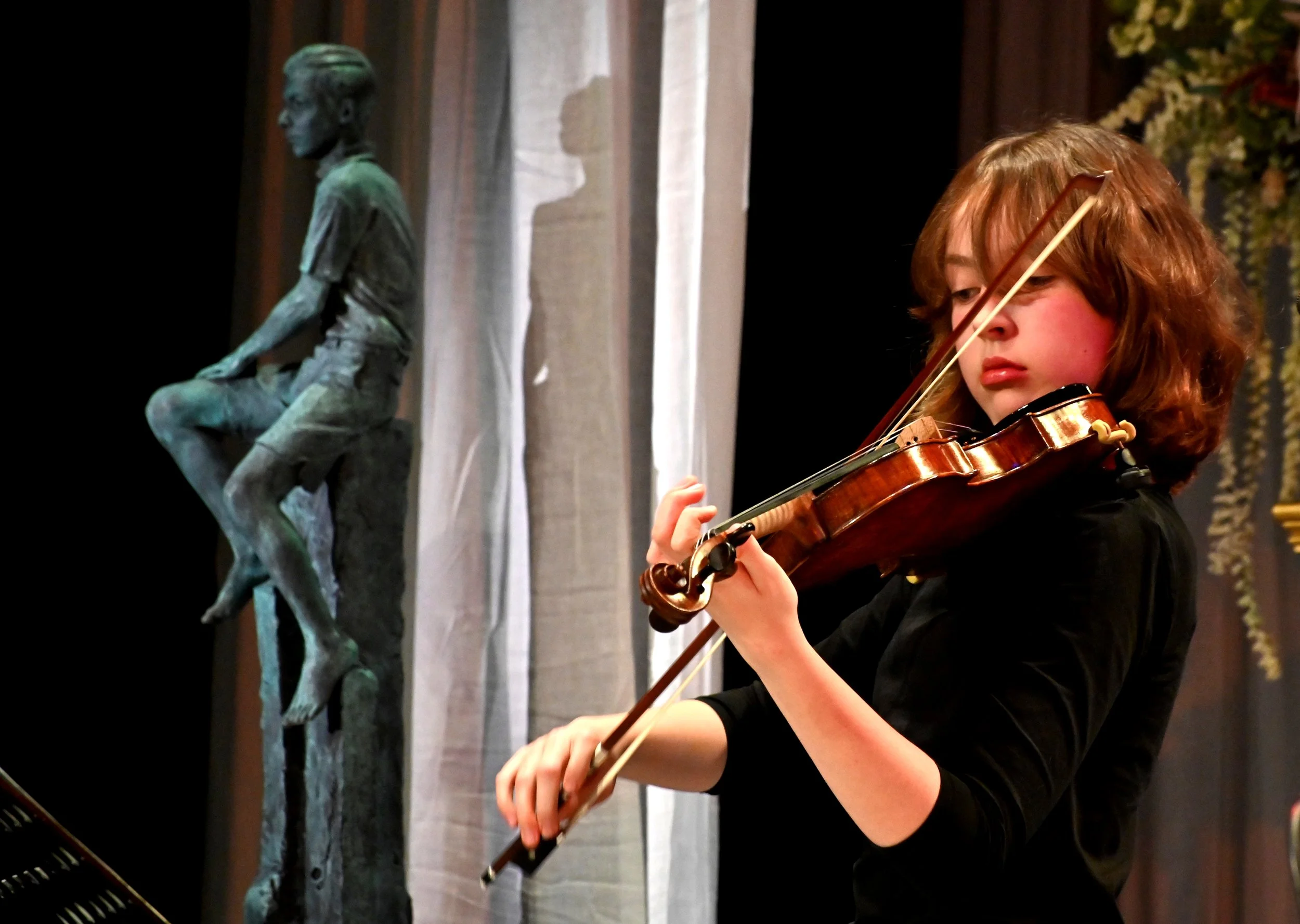 Lowestoft Folk Night raises over £2000 for statue — Britten as a Boy Statue