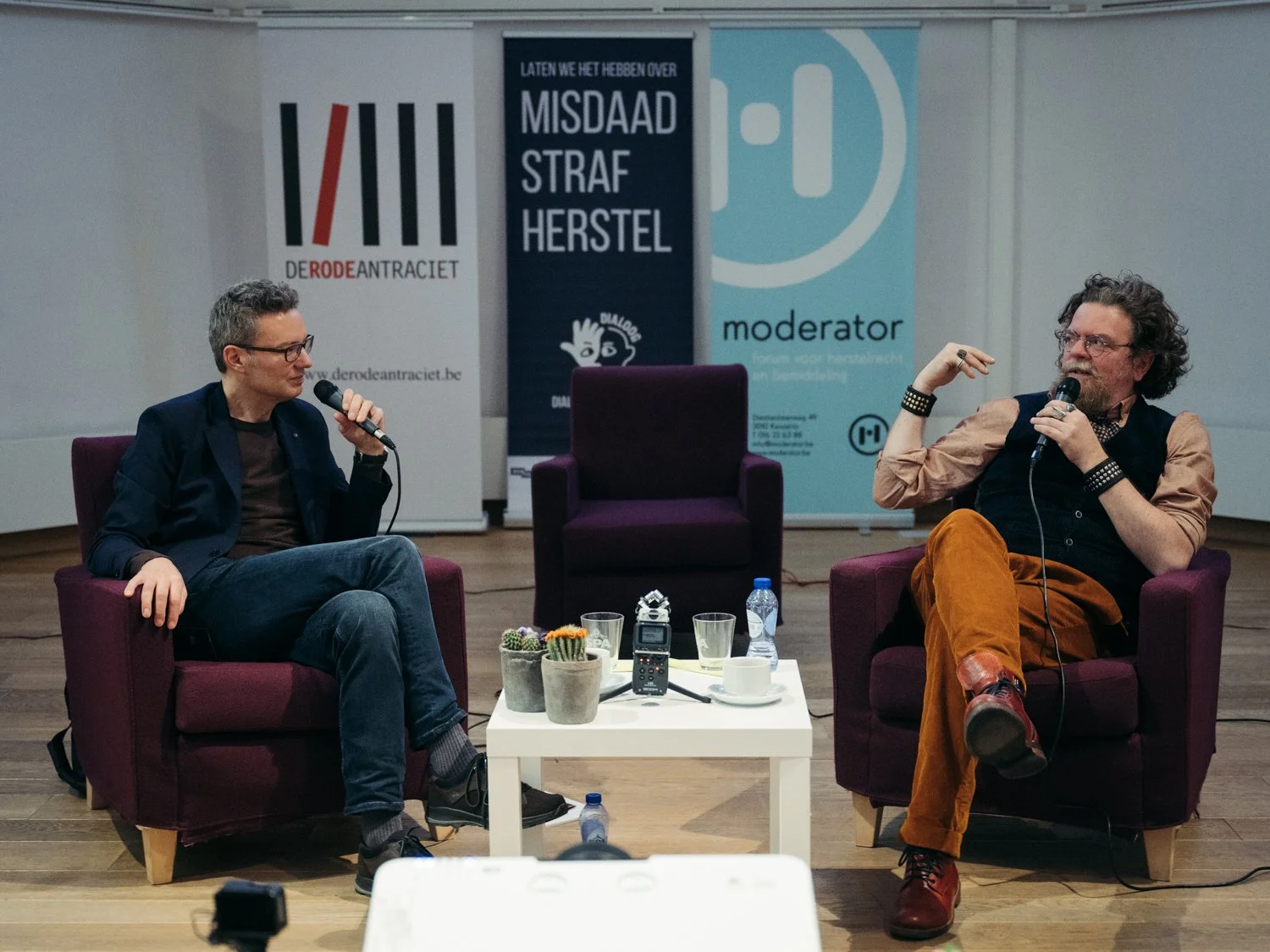 Peter Vermeersch in gesprek met Jeroen Olyslaegers. — DIALOOG