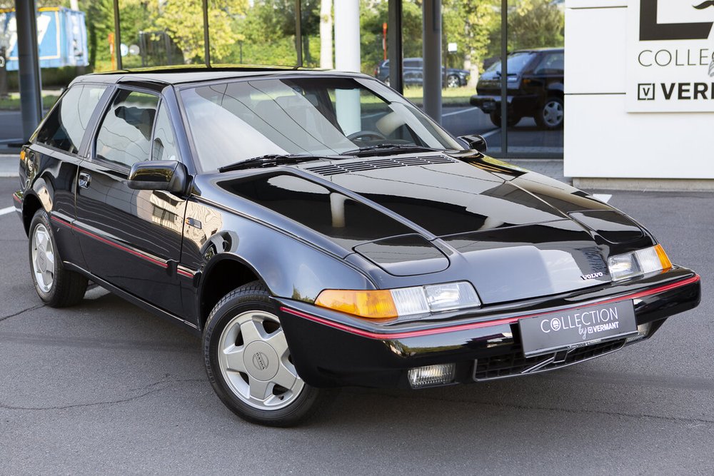 saw this car a while back, never seen a volvo with pop up headlights ...