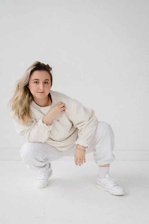 Top 20 Poses for a Successful Portrait Photoshoot — The Grey Edit Photo