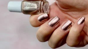 Rose Gold Nails: Dazzling Metallic Swatches for Chic Inspo