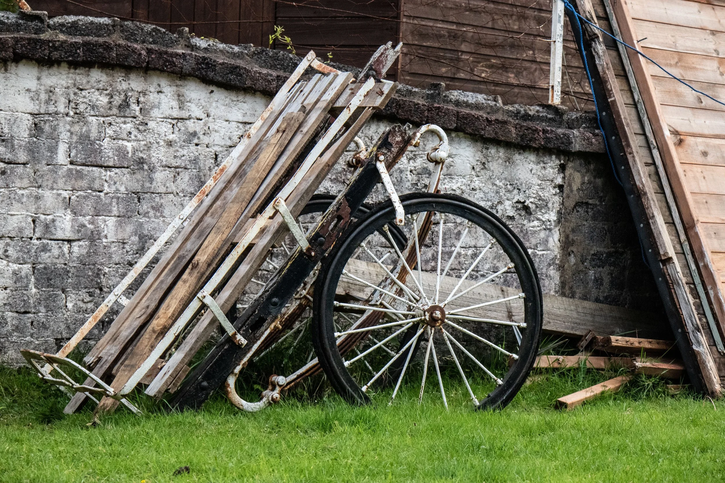 Stori'r Tir Dyffryn Peris — Utopias Bach - Revolution in Miniature