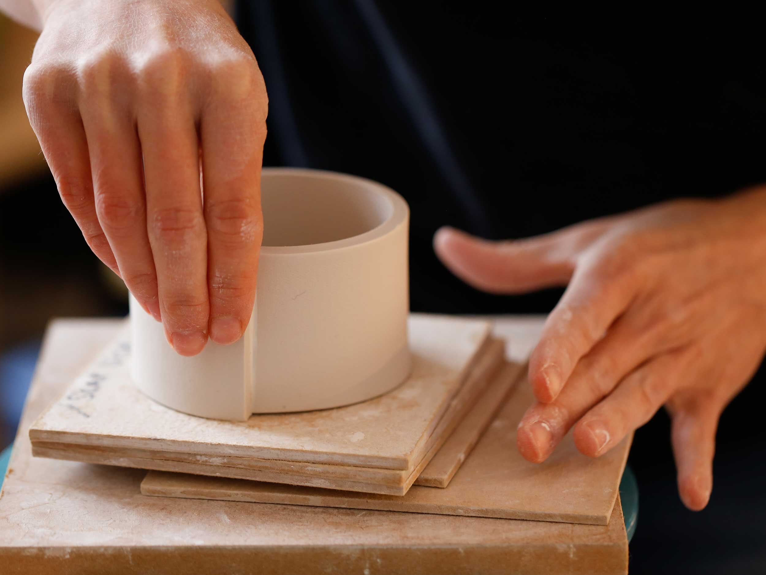 Cours d'initiation à la poterie par modelage à la plaque — MA Céramiste ...