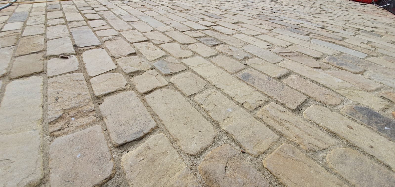 Darley Yorkshire Sandstone Stableyard Cobbles 100mm x Random Lengths ...