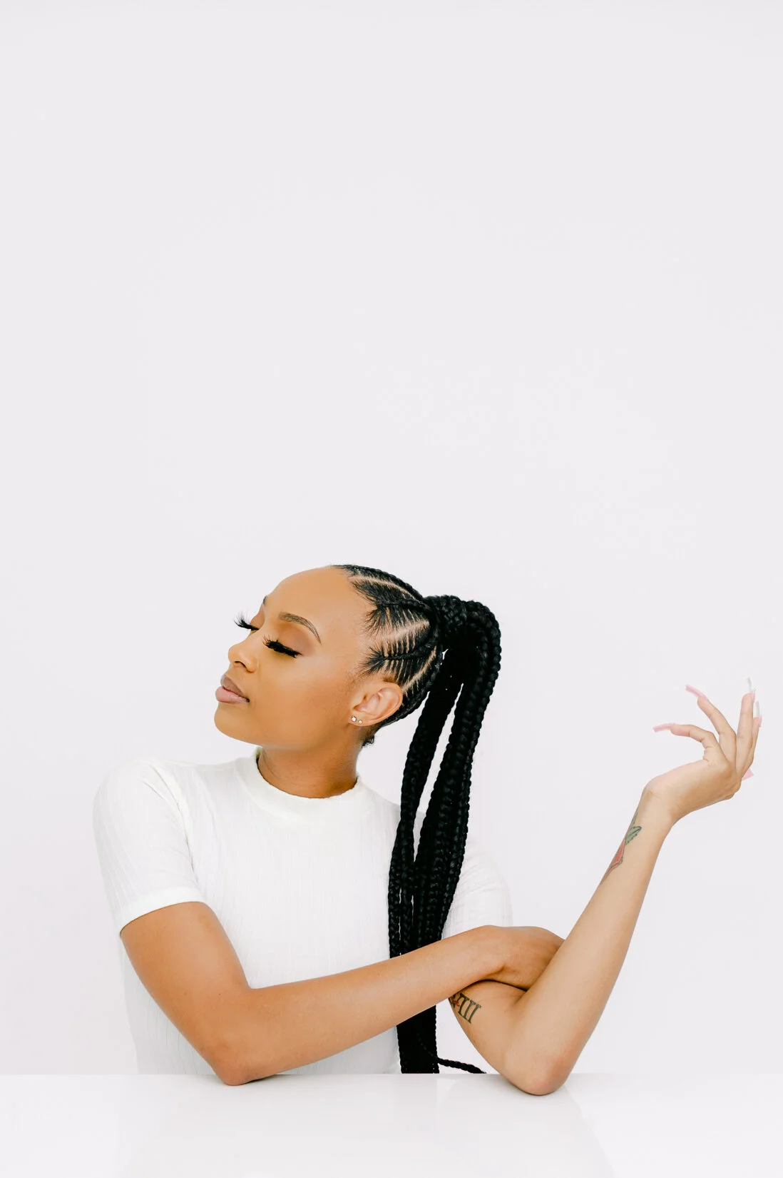 How to feel less awkward in front of the camera with natural poses ...