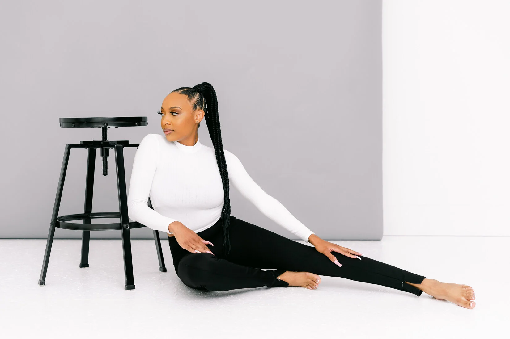 How to feel less awkward in front of the camera with natural poses ...