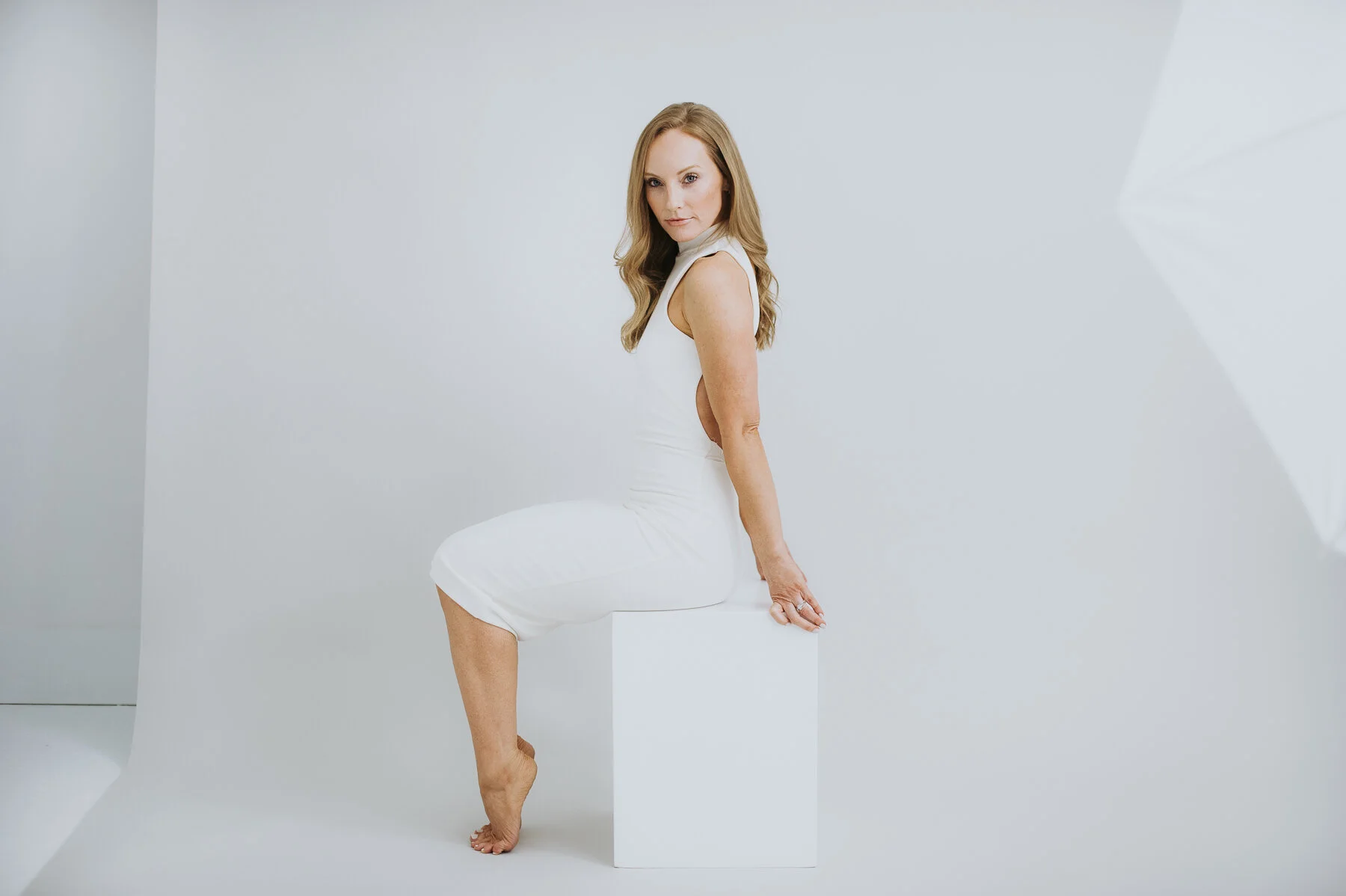 How to feel less awkward in front of the camera with natural poses ...