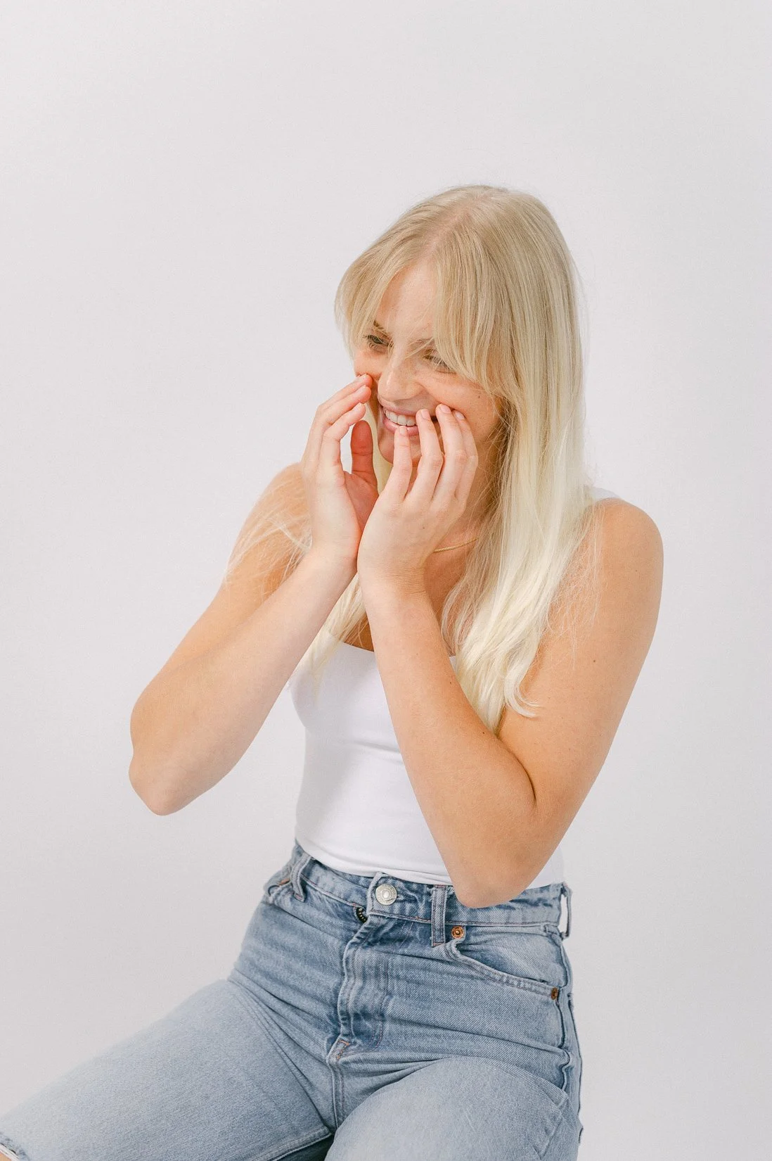 How to feel less awkward in front of the camera with natural poses ...