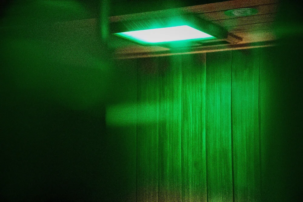 private full spectrum infrared sauna london with red light — yue float