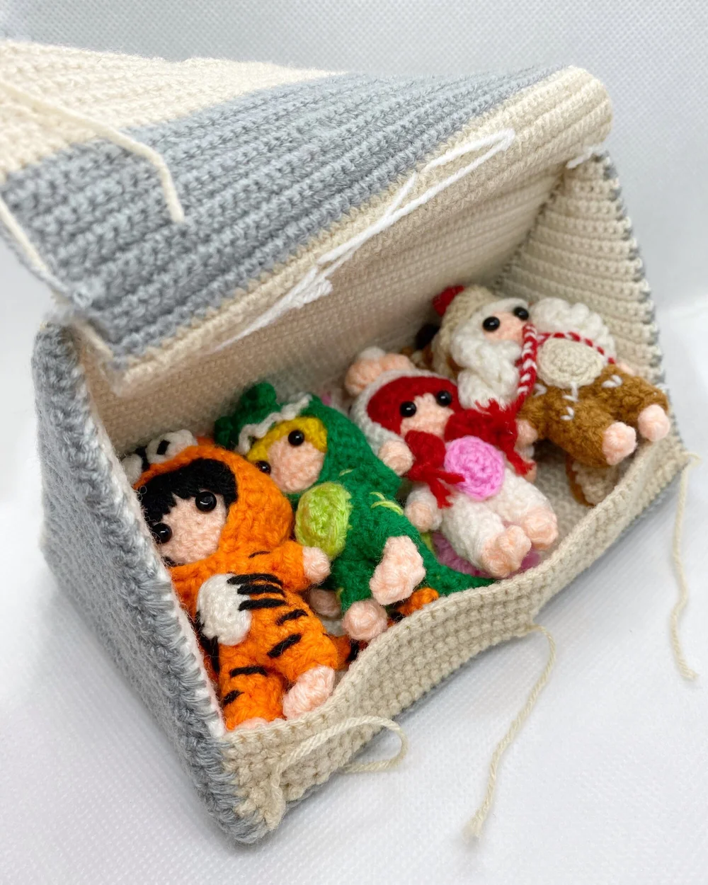 How I crocheted a Mini Tent to hold my mini Amigurumis — Pocket Yarnlings